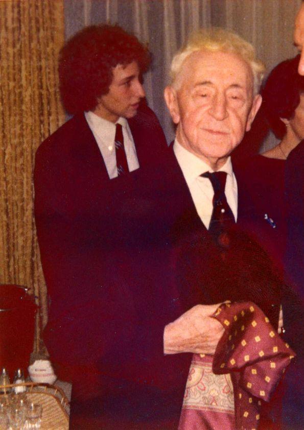 Plano medio de Arthur Rubinstein, con un pañuelo en la mano, y William ...