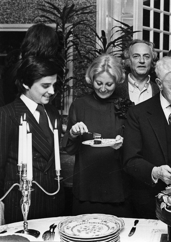 Plano medio de Thierry Leluron mirando el plato de tarta de Michelle ...