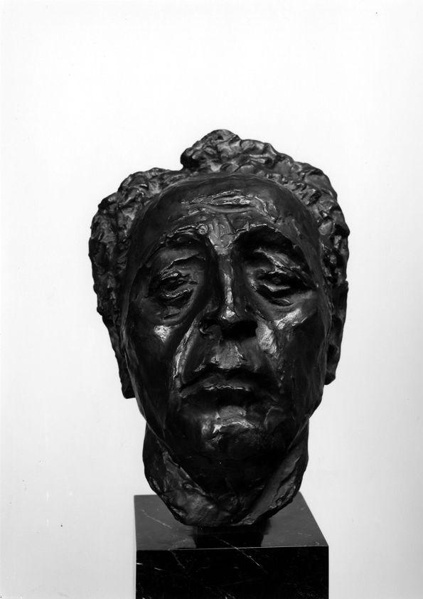 Primer plano del busto de Arthur Rubinstein por Nathan Rapaport ...